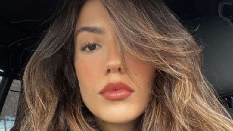 De camisola decotada, Gabi Brandt exibe barrigão de nove meses