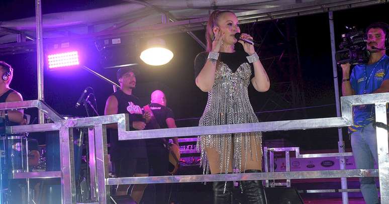 Solange Almeida se apresenta no terceiro dia da Micareta de Feira de Santana