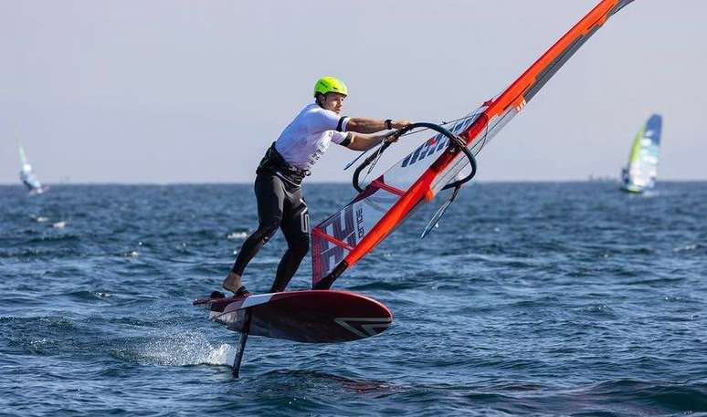 Mateus Isaac assume a liderança no IQFoil da Semana Olímpica de Hyères