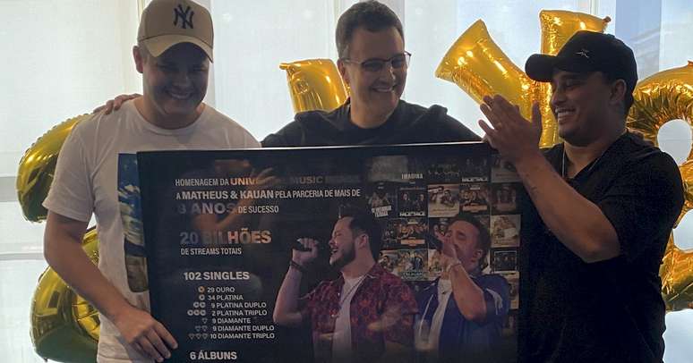 Matheus e Kauan renovam contrato com a Universal Music