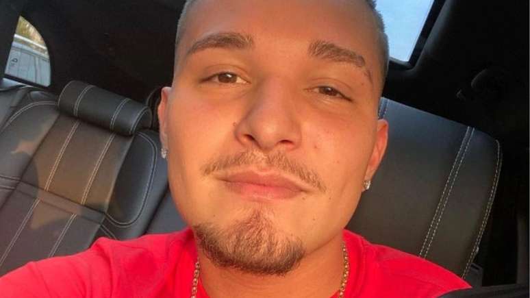 MC Gui curte noitada cercado por mulheres após polêmicas