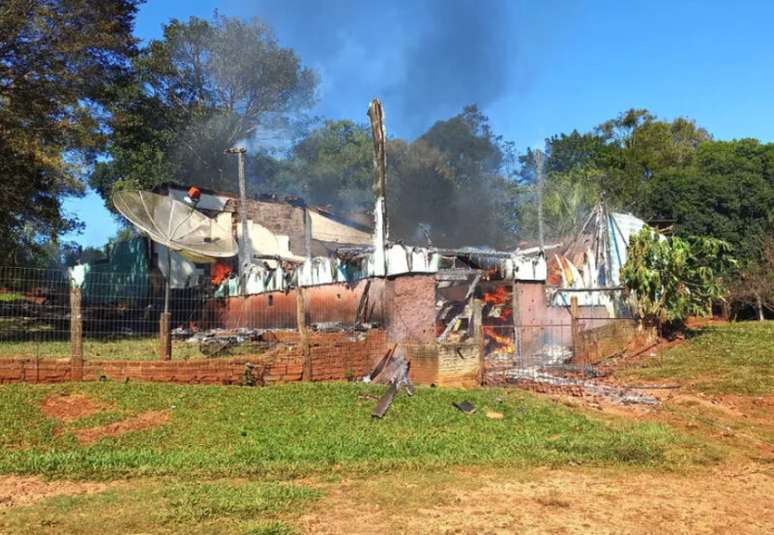 RS: Homem mata a ex, esfaqueia a mãe da vítima e incendeia casa RS: Homem mata a ex, esfaqueia a mãe da vítima e incendeia casa