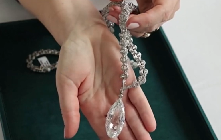 Leilão polêmico de joias de bilionária ligada ao nazismo gera R$ 992 milhões de lucro