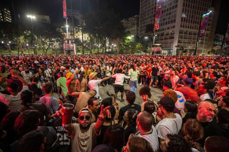 BaianaSystem faz acesso ao Anhangabaú travar e leva multidão à catarse na Virada Cultural