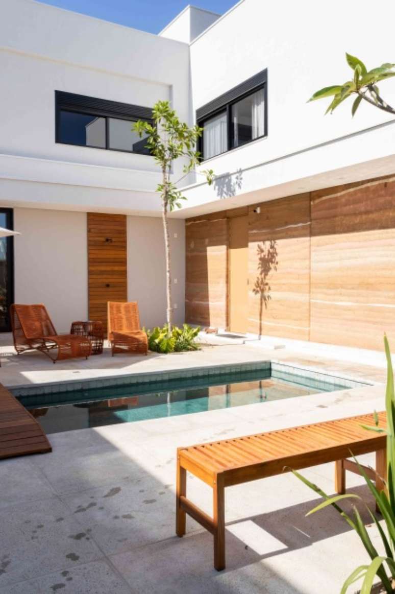 Casa de 502 m² ganha arquitetura clean e atemporal