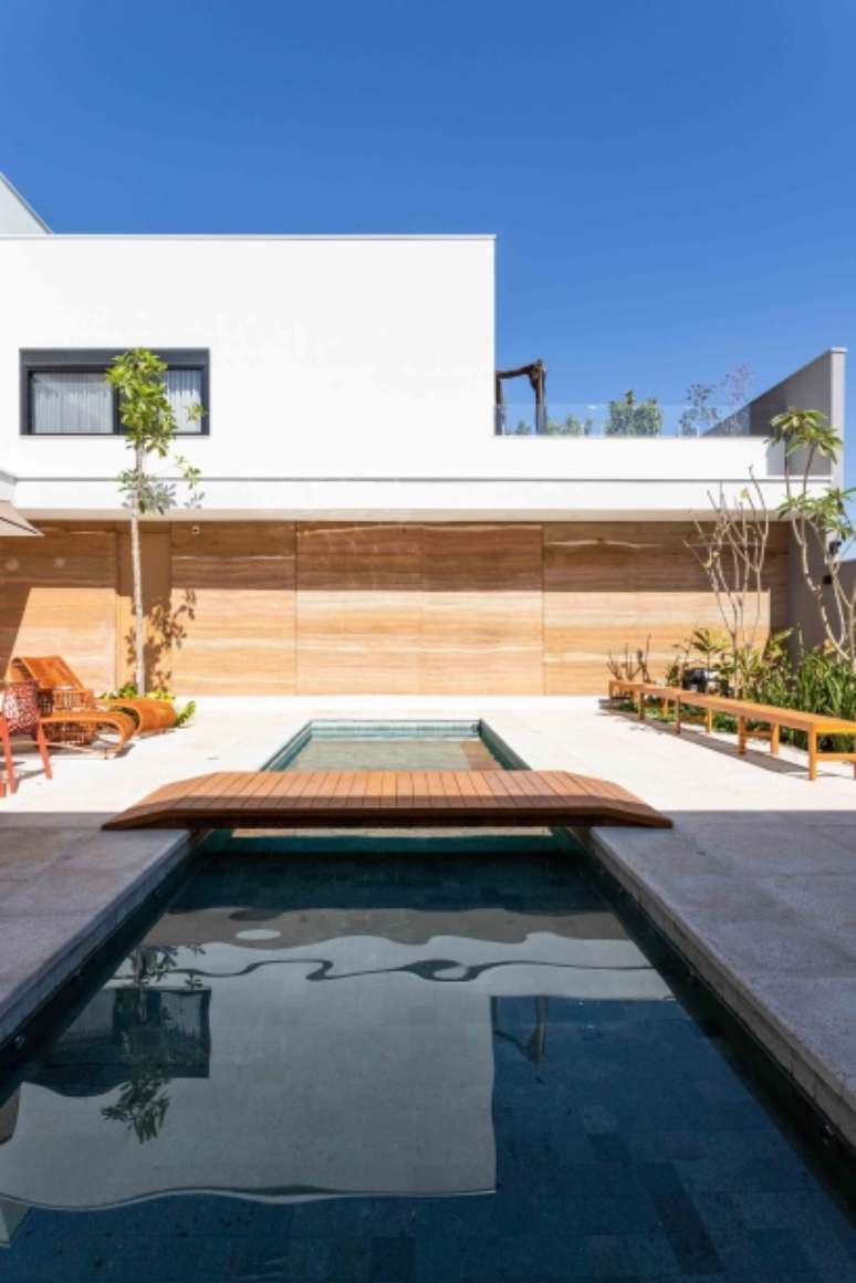 Casa de 502 m² ganha arquitetura clean e atemporal