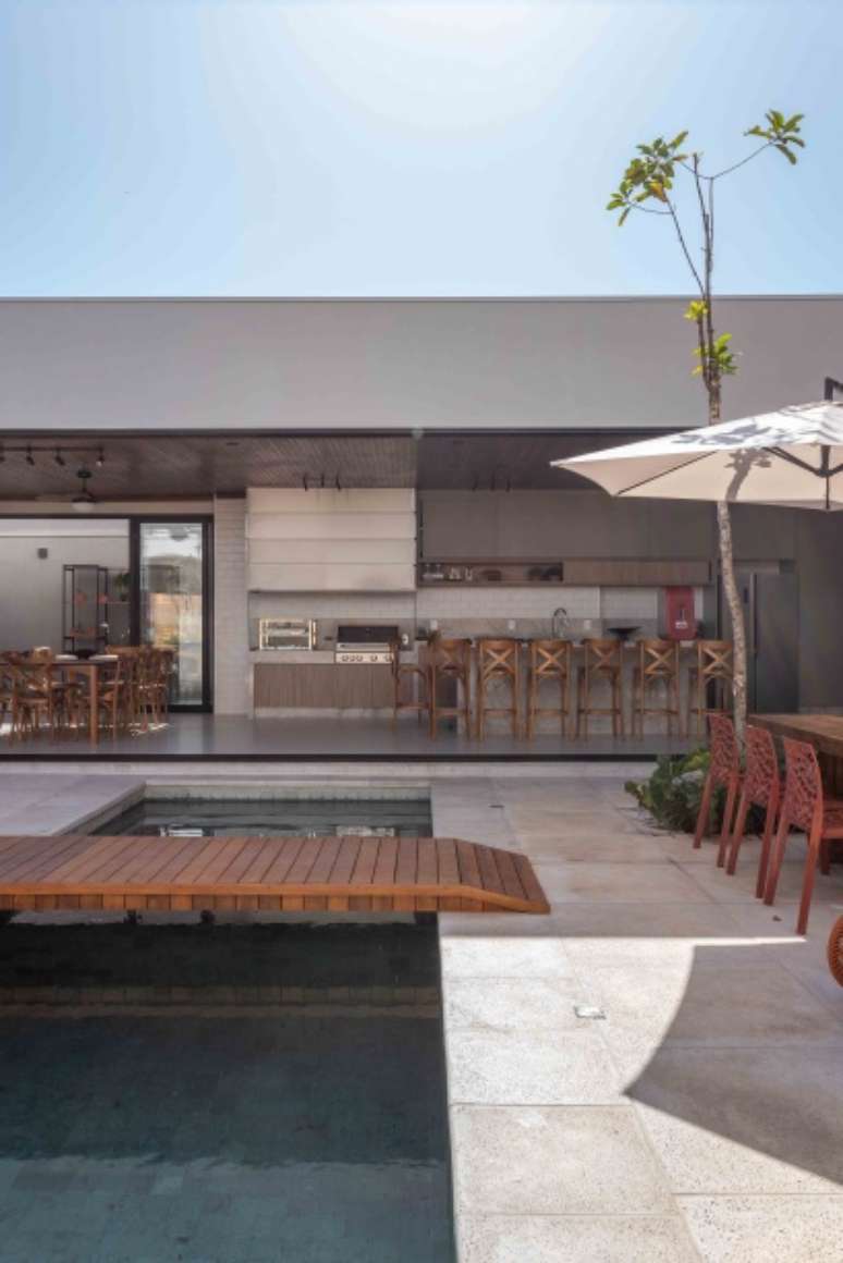 Casa de 502 m² ganha arquitetura clean e atemporal