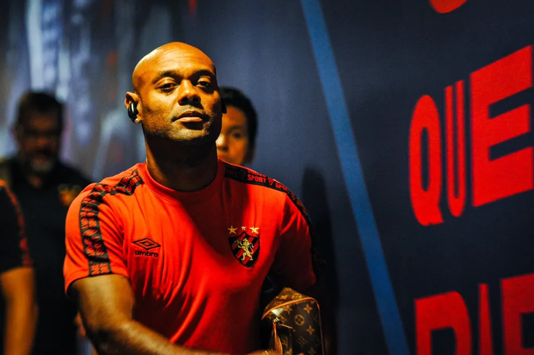 Vagner Love é hostilizado pela torcida do São Paulo e precisa deixar ...