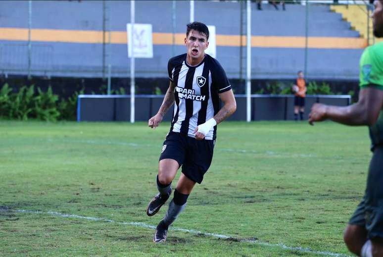 Filho De Loco Abreu Faz Hat Trick E Classifica O Botafogo No Carioca Sub 20