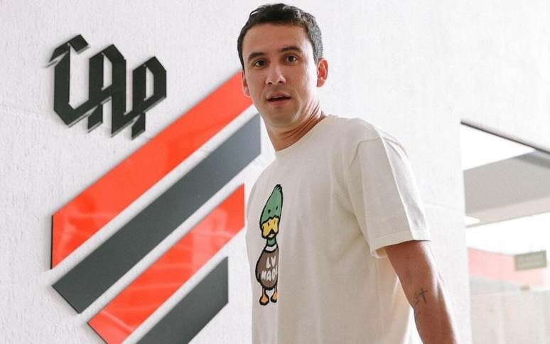 Fora por lesão, Pablo vai à Arena da Baixada e vibra com gol de Alex ...