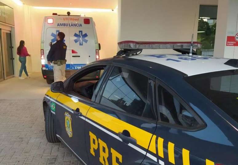 PRF escolta ambulância para paciente recém-nascido chegar à Hospital de ...