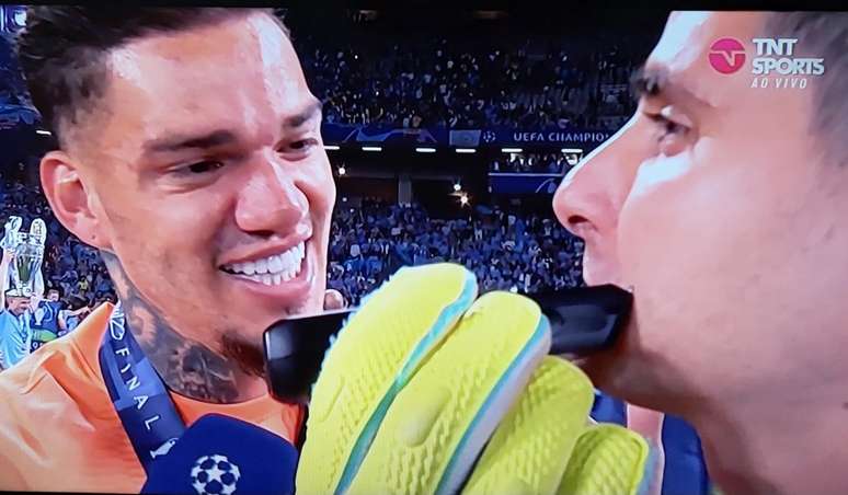 Ederson cumpre promessa dentro de campo. E viraliza