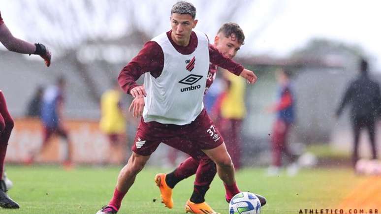 Lucas Esquivel treina com o elenco do Athletico; veja quando poderá estrear