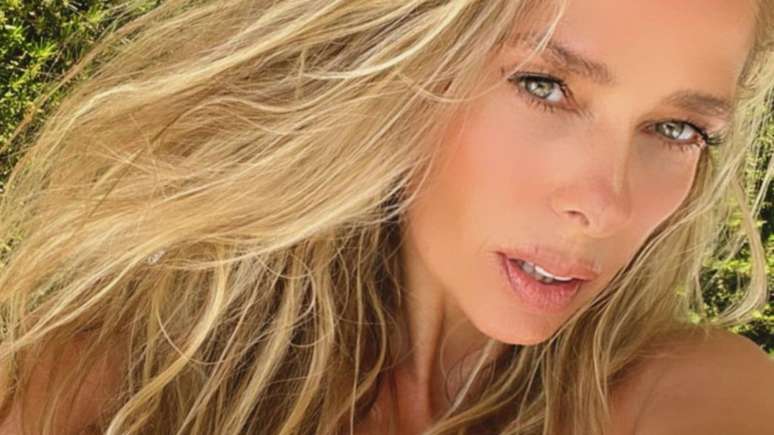 Adriane Galisteu surge magérrima e com look transparente: 'Perfeita'