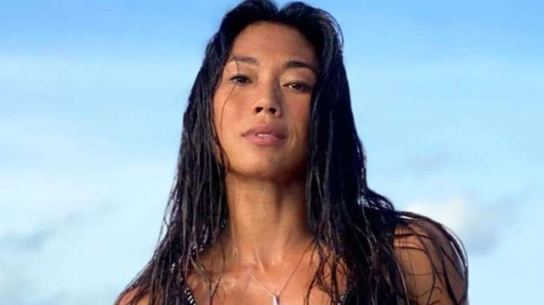 Aos 45 anos, Danni Suzuki surpreende de biquíni PP: 'Musa!'