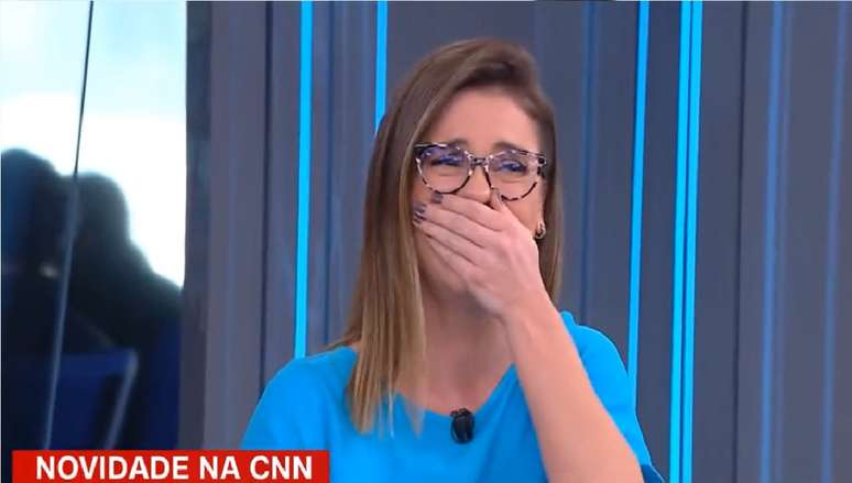 Comentarista tira a roupa na CNN Brasil e deixa Elisa Veeck chocada: "Tchau, tchau!"