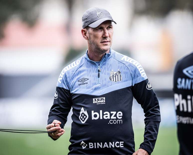 Com presença de novo reforço, técnico Paulo Turra inicia semana de ...