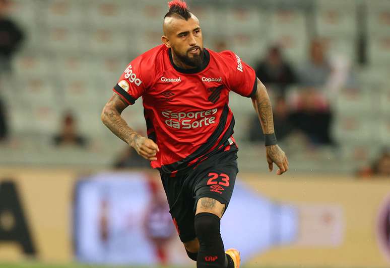 Após estrear pelo Athletico-PR, Vidal chama Sampaoli de 'perdedor'