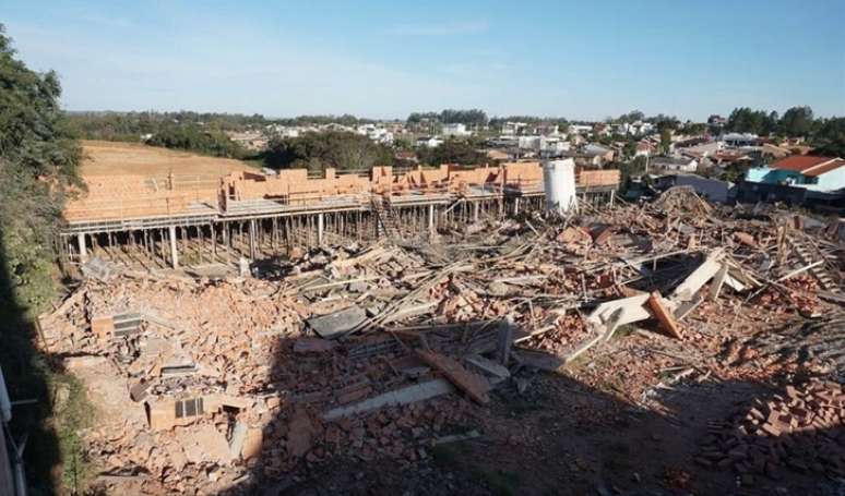 Desmoronamento de prédio em obras assusta moradores no RS