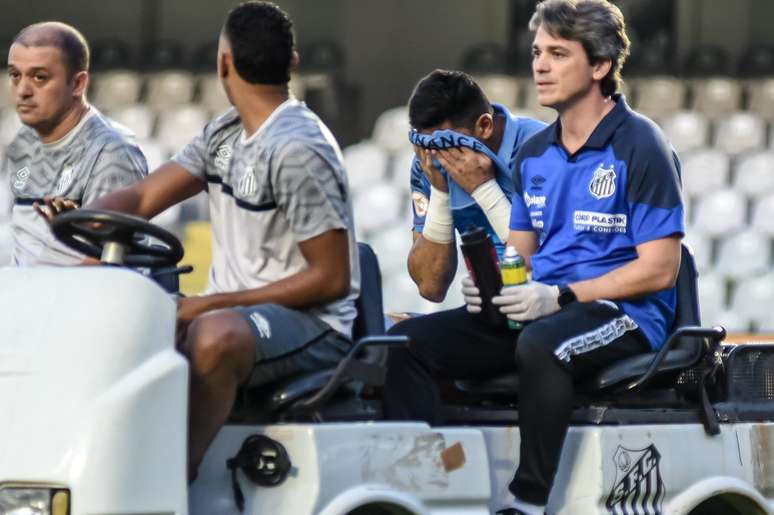 João Paulo sente incômodo no quadril e possível lesão preocupa o Santos