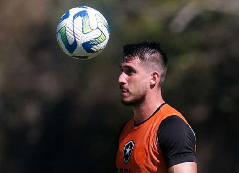 Gabriel Pires treina com bola e volta ao time do Botafogo após dois meses