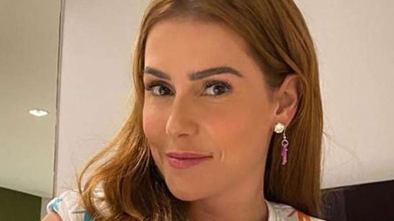 Deborah Secco dança de biquíni em lancha e divide opiniões