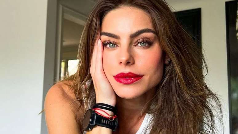 Daniella Cicarelli esbanja sensualidade ao posar em cima da cama