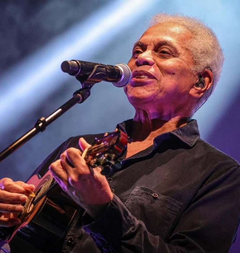 Paulinho da Viola recebe alta e é recebido com pétalas de flores em casa