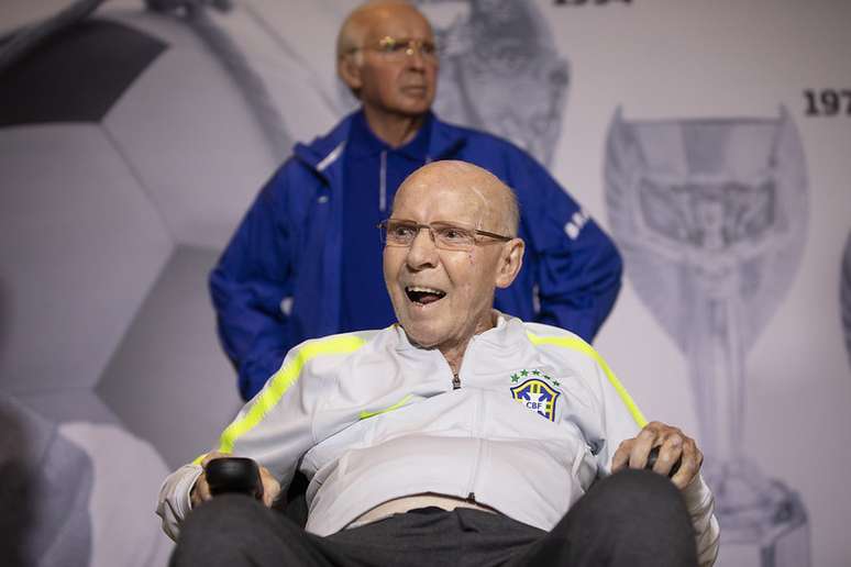 Zagallo recebe homenagem da CBF pelo aniversário de 92 anos