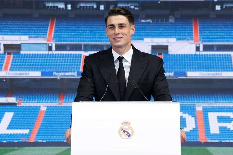 Real Madrid apresenta goleiro Kepa
