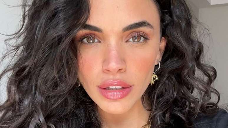 Giovana Cordeiro, de 'Fuzuê', surpreende ao posar de vestido curtíssimo