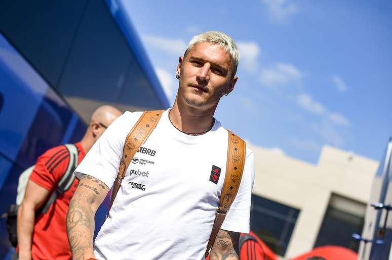 Flamengo informa lesão no ligamento do joelho de Varela; tratamento ...