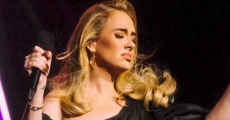 Adele, emocionada, revela sexo de bebê durante show nos EUA
