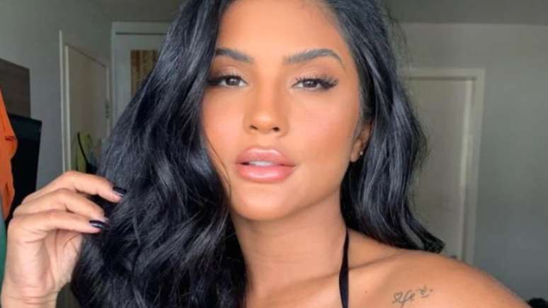 Mileide Mihaile posa de biquini após procedimentos estéticos