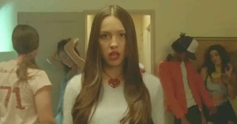 Olivia Rodrigo revela os bastidores do clipe 'Bad Idea Right?'