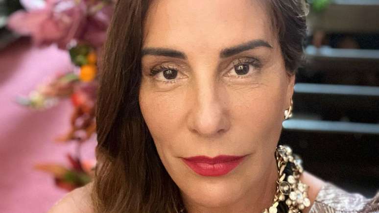 Glória Pires grava vídeo em sua mansão chiquérrima e tamanho impressiona!