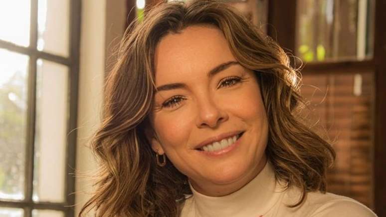 Regiane Alves impressiona internautas ao esbanjar boa forma de biquíni ...