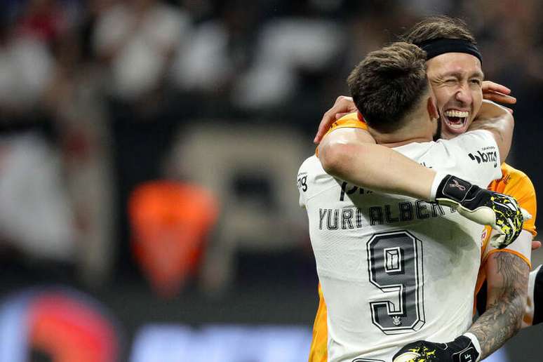 Corinthians tem 12 pendurados e liga alerta para clássico contra o ...