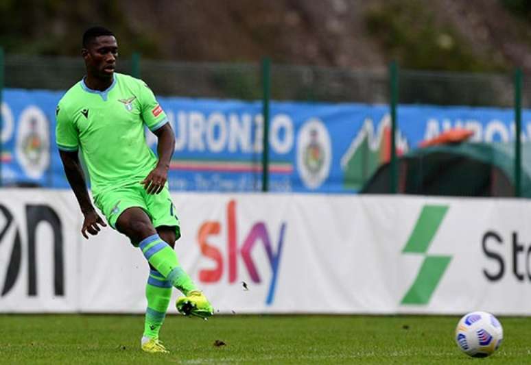 Zagueiro Bastos supera burocracia e viaja para se apresentar ao Botafogo