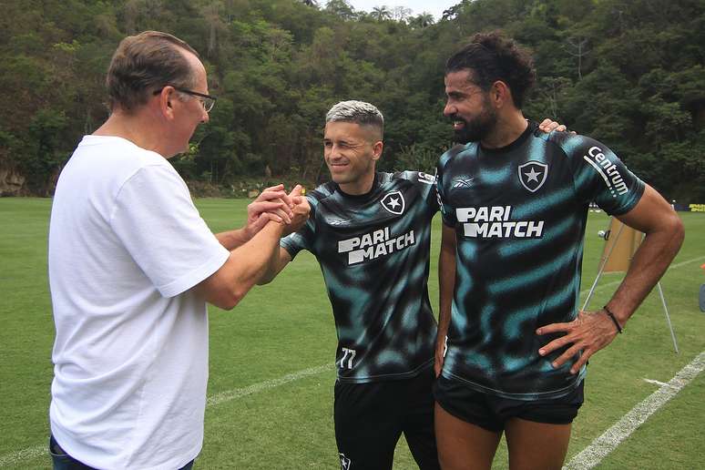 John Textor marca presença em treino do Botafogo