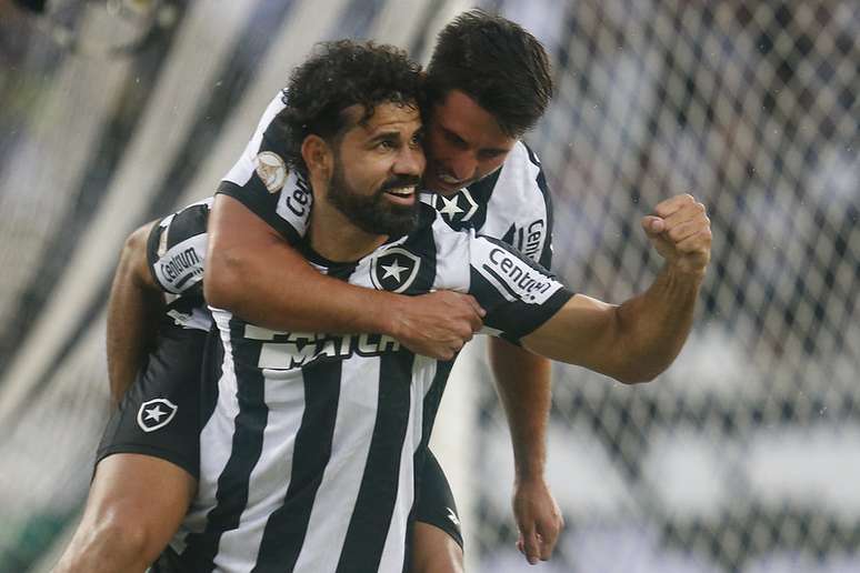 Diego Costa vibra com primeiros gols pelo Botafogo em vitória sobre o Bahia