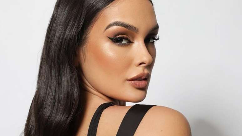 Ex-BBB 23 Larissa Santos impressiona a web ao aparecer com decote explosivo