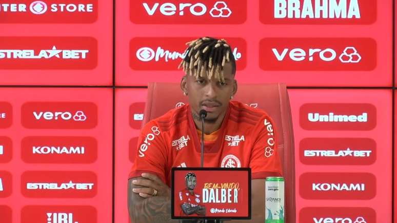 Dalbert é apresentado e se diz 'pronto para jogar' pelo Internacional