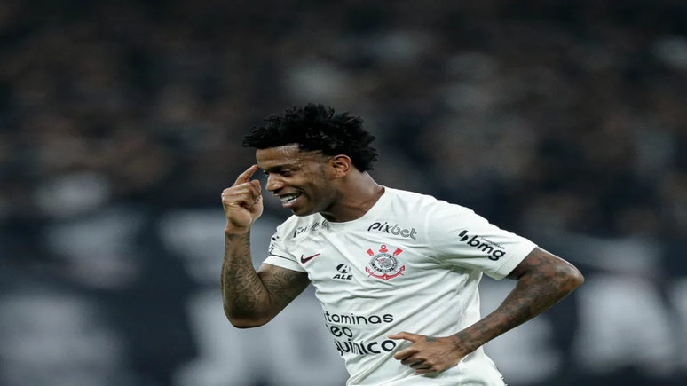 Gil tem seu 15º parceiro de zagueiro no Corinthians