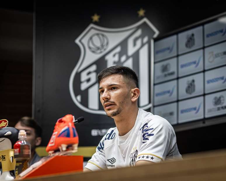 Maxi Silvera é apresentado pelo Santos 'Me sacrifico muito pela equipe'