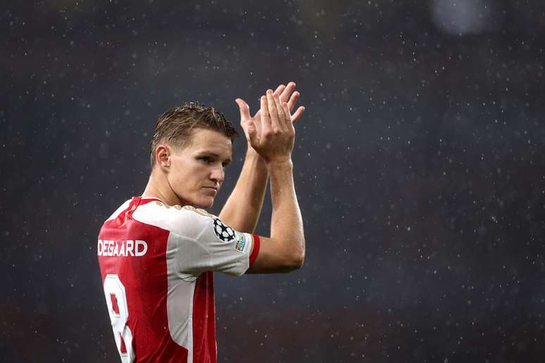 Destaque e capitão, Odegaard renova contrato com o Arsenal