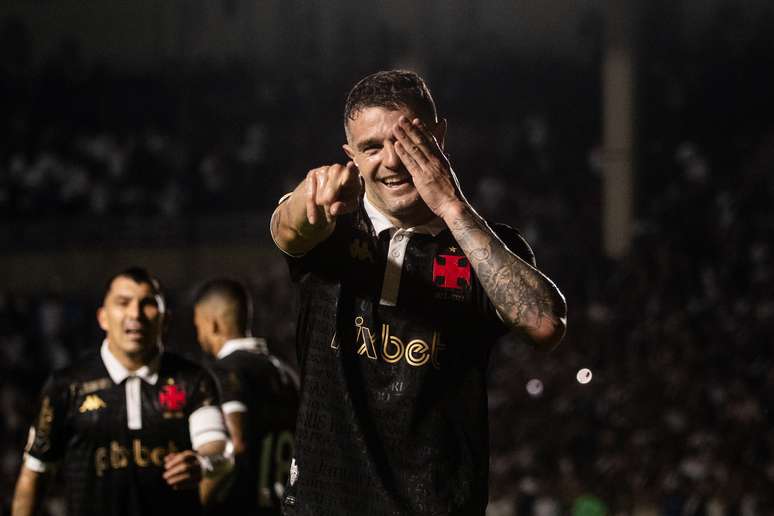 Artilheiro Vegetti exalta vitória do Vasco em retorno a São Januário ...