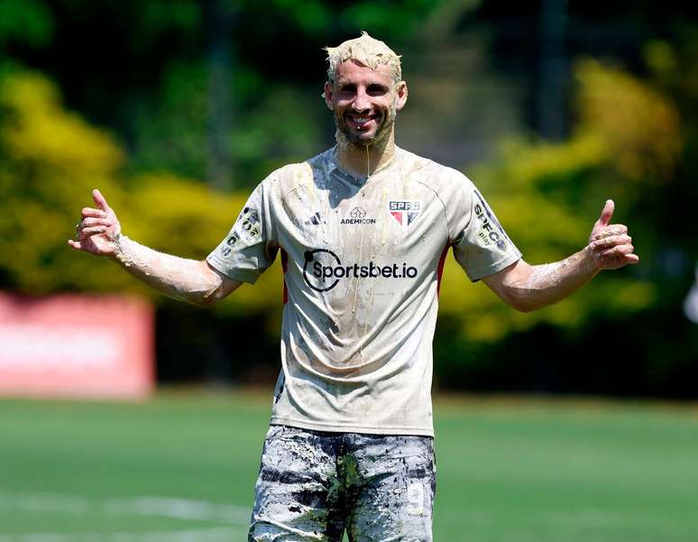 Aniversariante, Calleri recebe ovada do elenco do São Paulo antes da ...