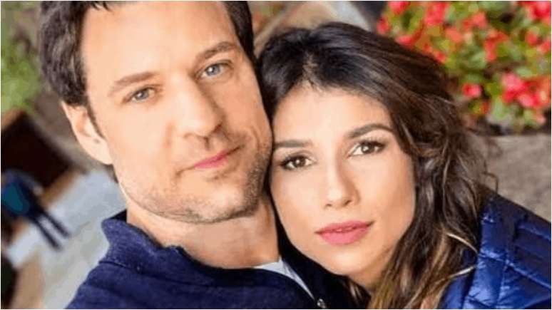 Paula Fernandes anuncia término de namoro: 'O amor é para sempre'