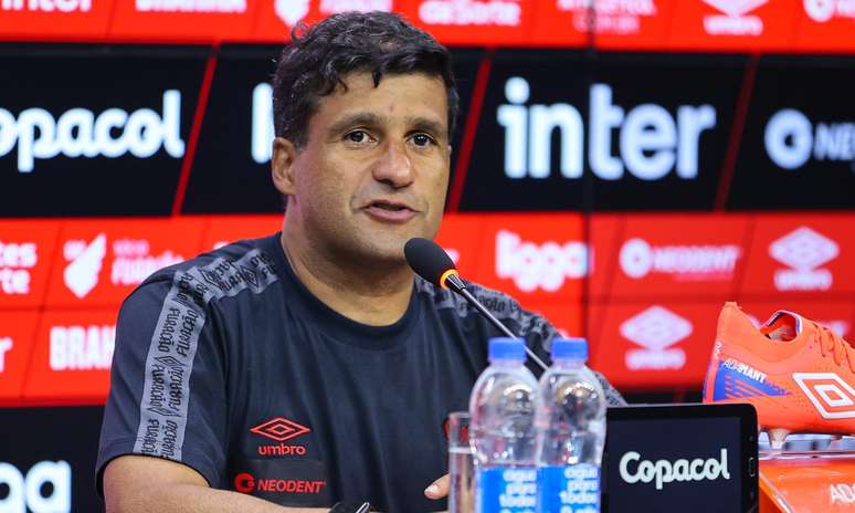 Treinador do Athletico, Wesley Carvalho fala sobre clássico Athletiba ...